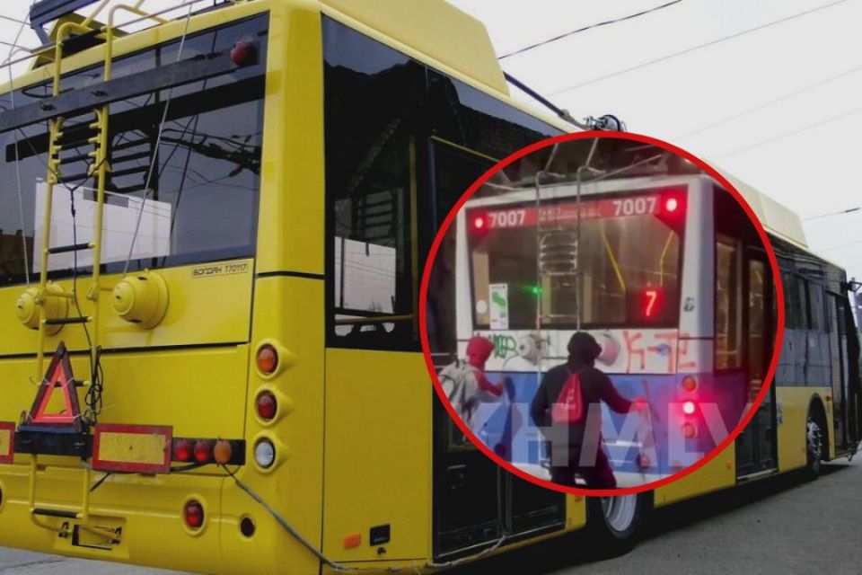 У Хмельницькому підлітки розмалювали тролейбуси - vsim.ua