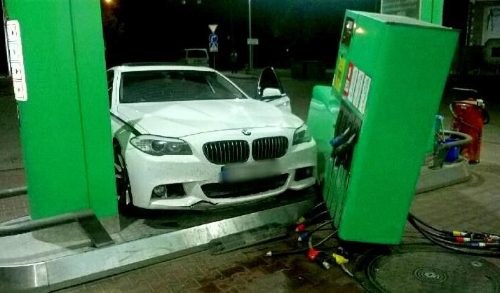 У Хмельницькому «BMW» потрощило автозаправку «WOG» : 09:07:2017 - vsim.ua