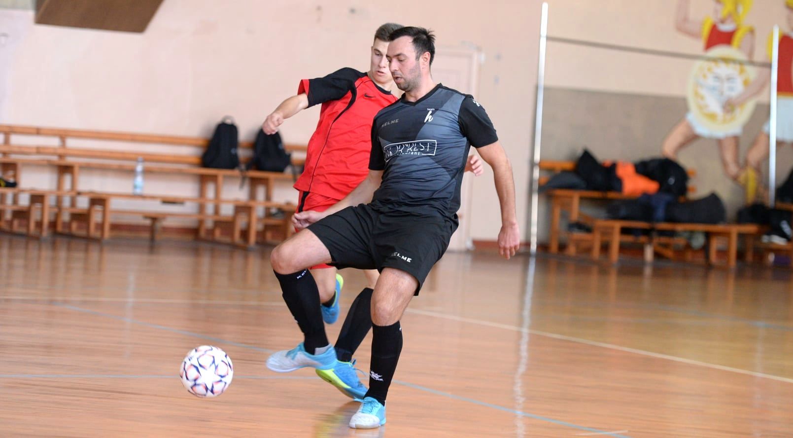 Преміум-ліга з футзалу: перша перемога чемпіону і непробивний "Helpix" - vsim.ua