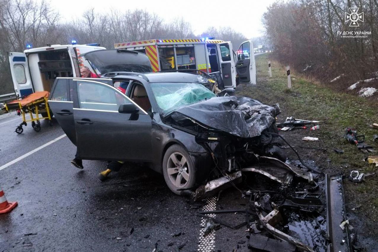 Неподалік Хмельницького зіткнулись бус і “BMW” - vsim.ua