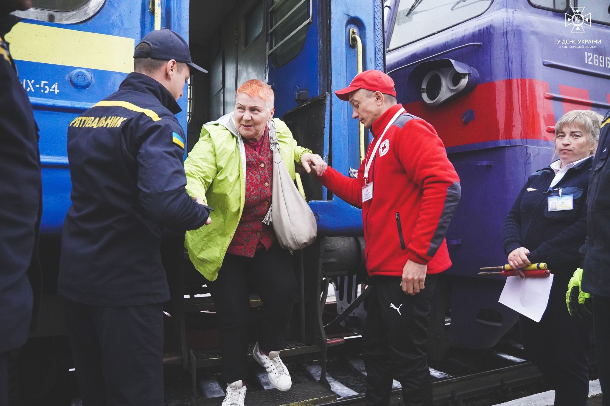 Хмельницький зустрів черговий потяг з евакуйованими херсонцями - vsim.ua