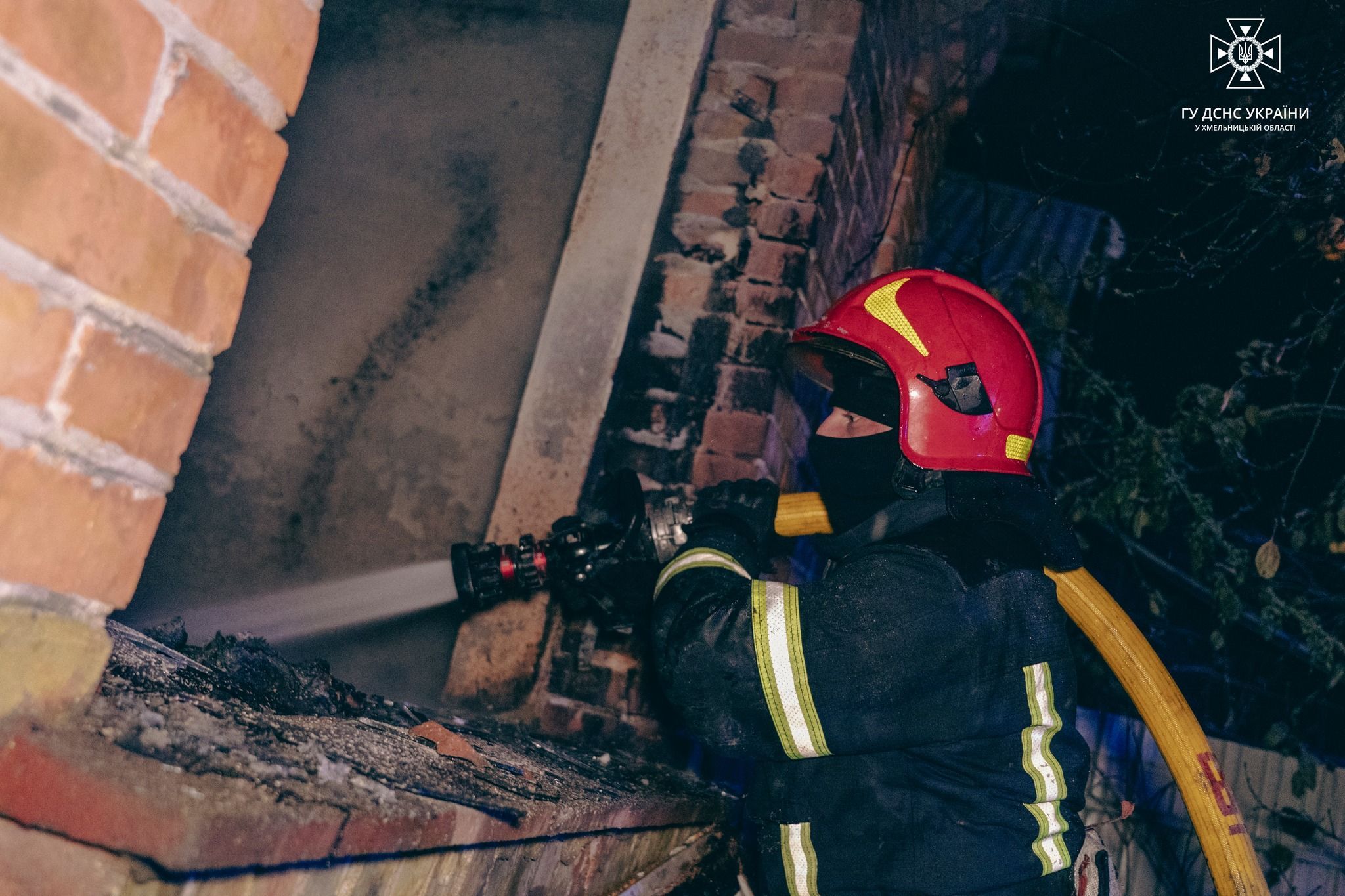 У Хмельницькому районі горів будинок - vsim.ua