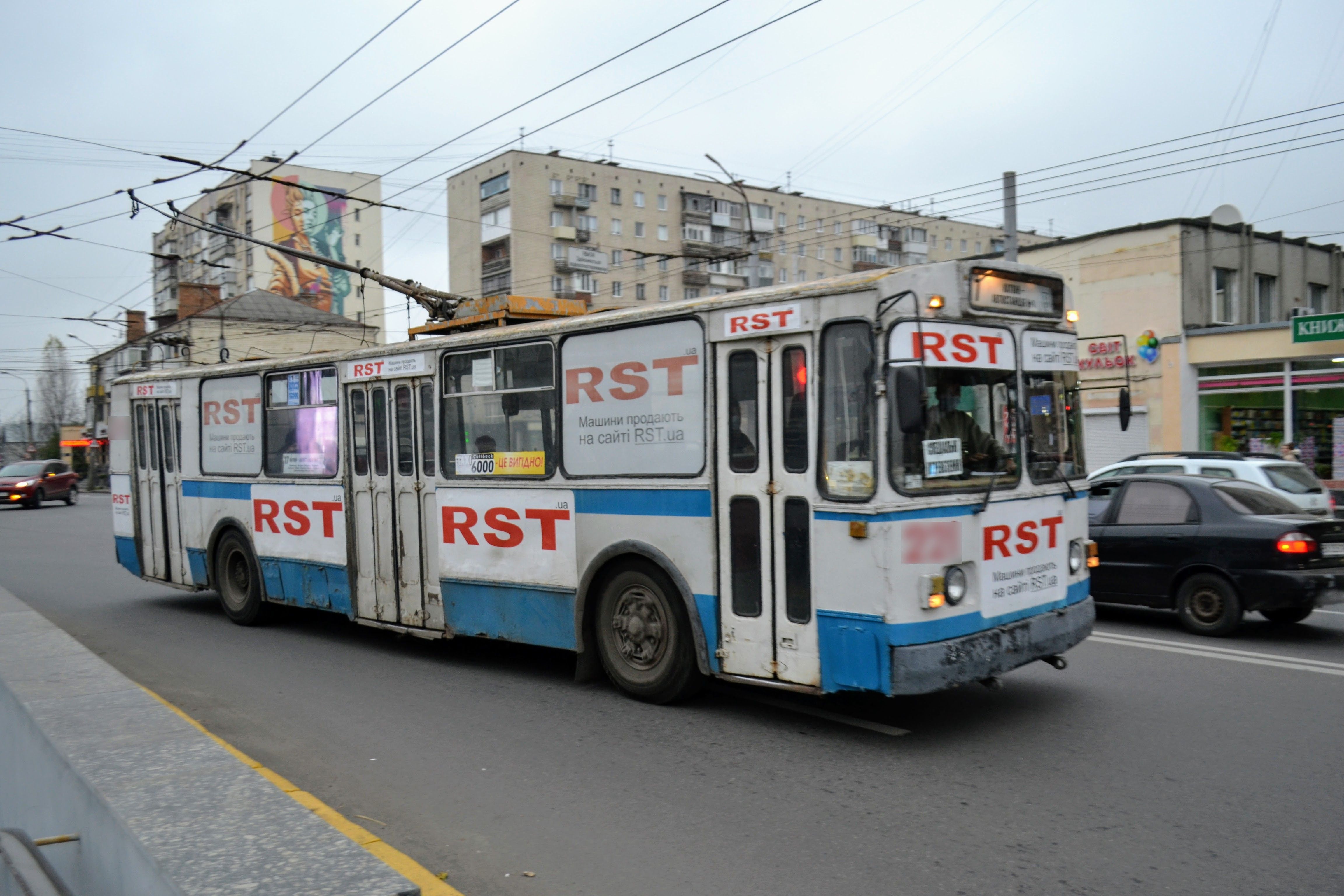 На Кам'янецькій у тролейбусі впала й травмувалася 79-річна жінка - vsim.ua