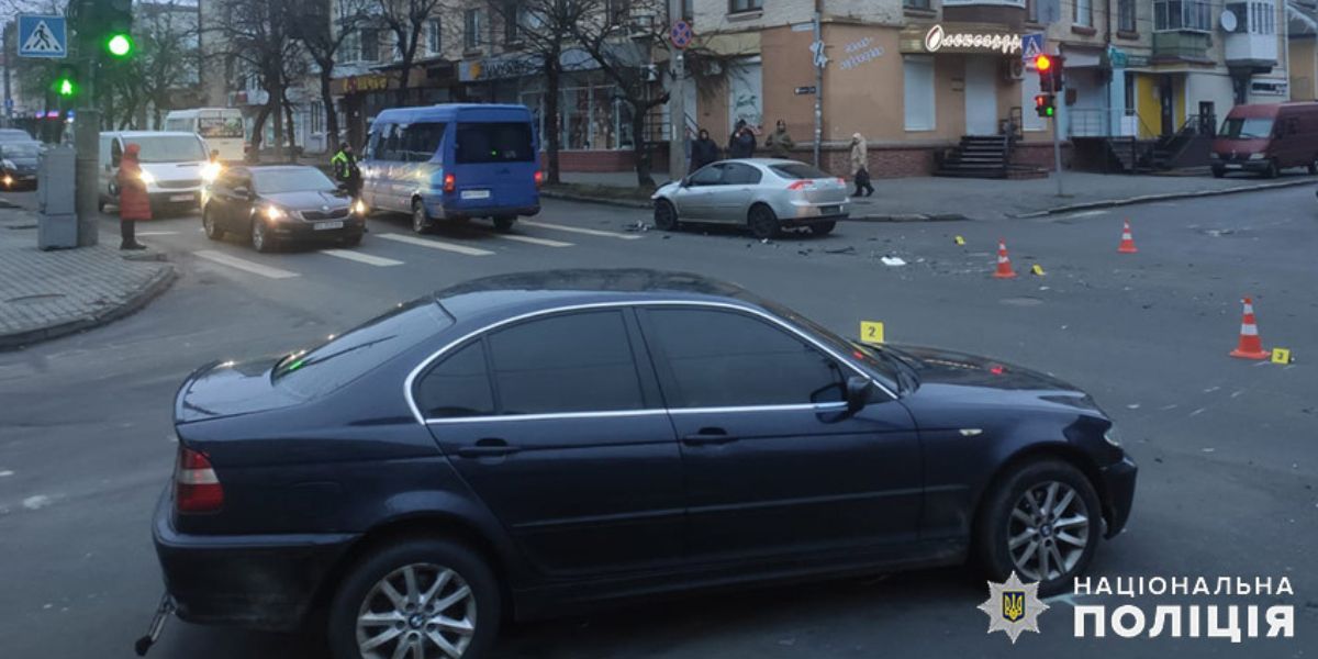 Зіткнення BMW і Renault в Хмельницькому: постраждав один водій - vsim.ua