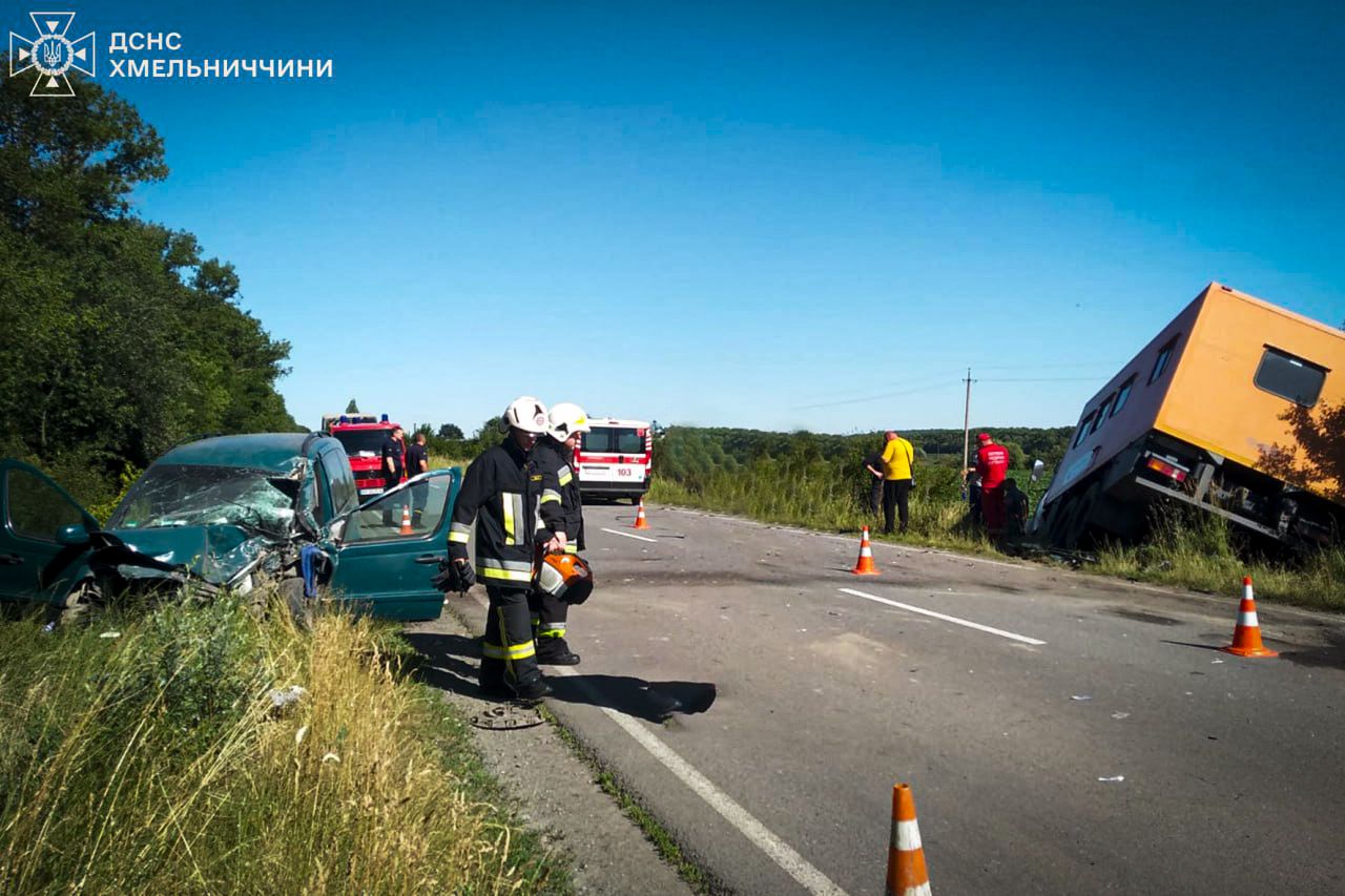 Зіткнулися Mercedes і КрАЗ: постраждав водій - vsim.ua