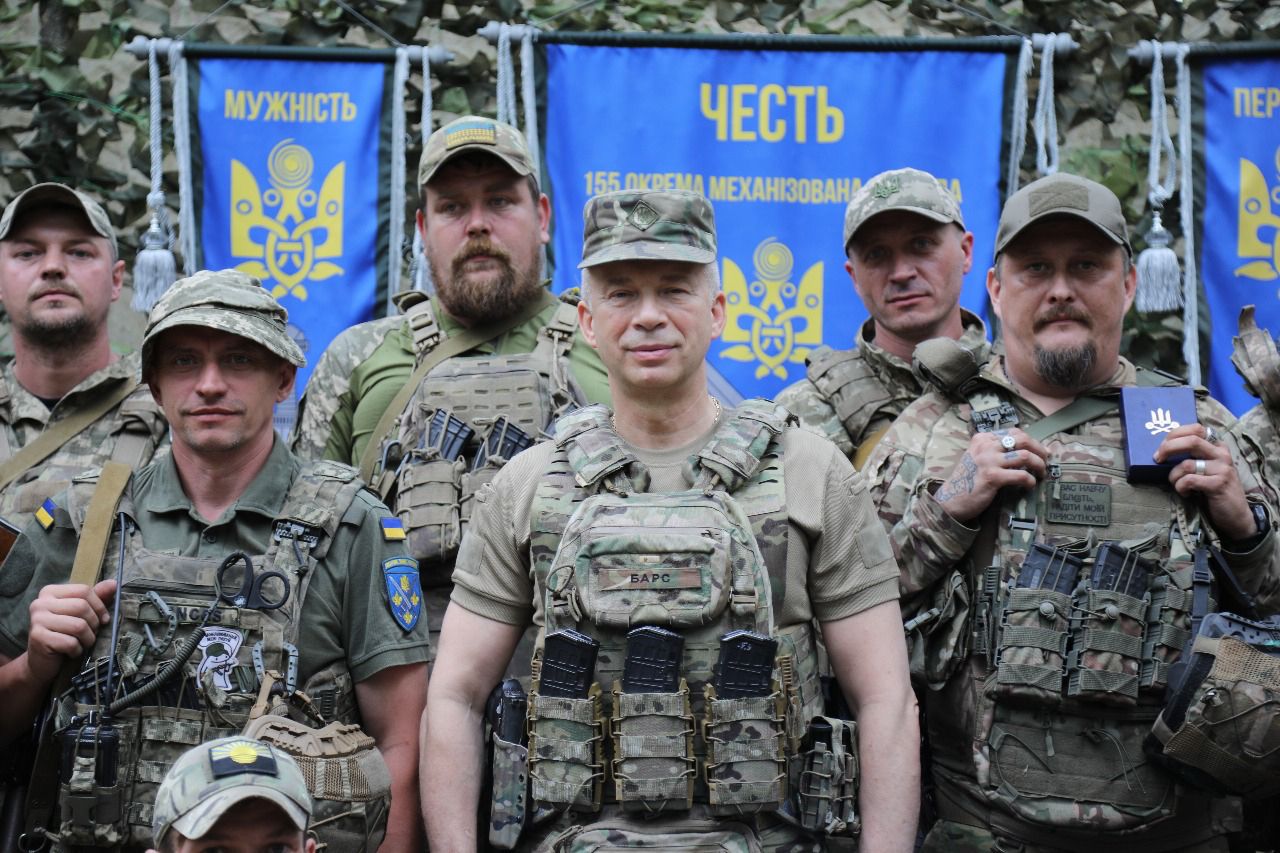 Сирський особисто вручив відзнаки двом військовим з Хмельниччини - vsim.ua