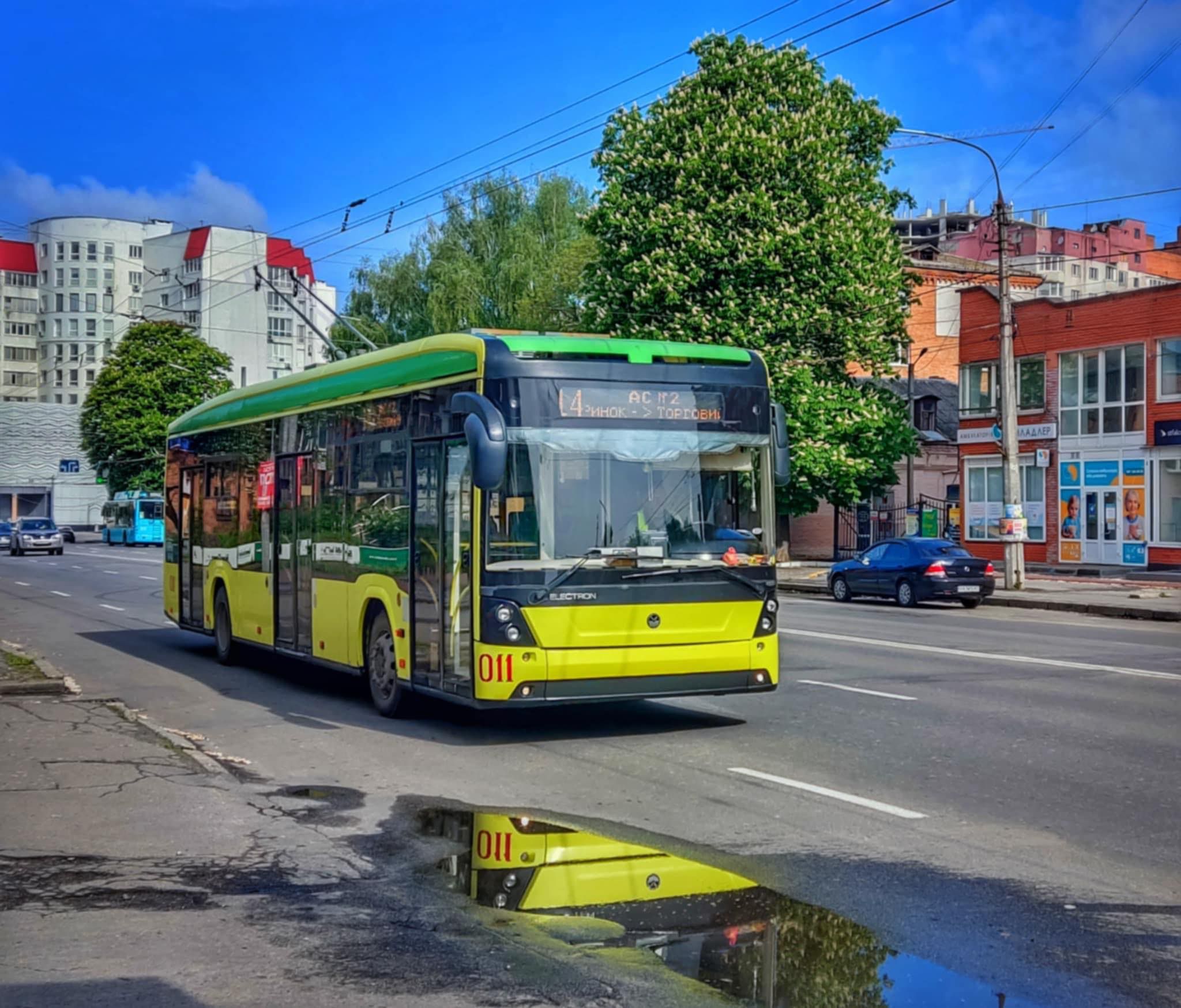 У Хмельницькому — зміни в роботі транспорту: частина тролейбусів не курсуватиме сьогодні - vsim.ua