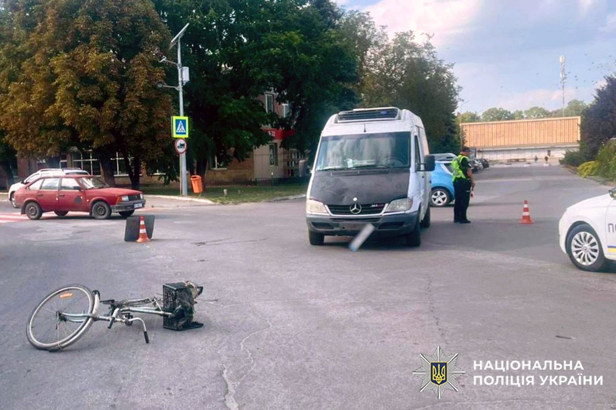 На Хмельниччині 77-річний велосипедист потрапив під мікроавтобус - vsim.ua