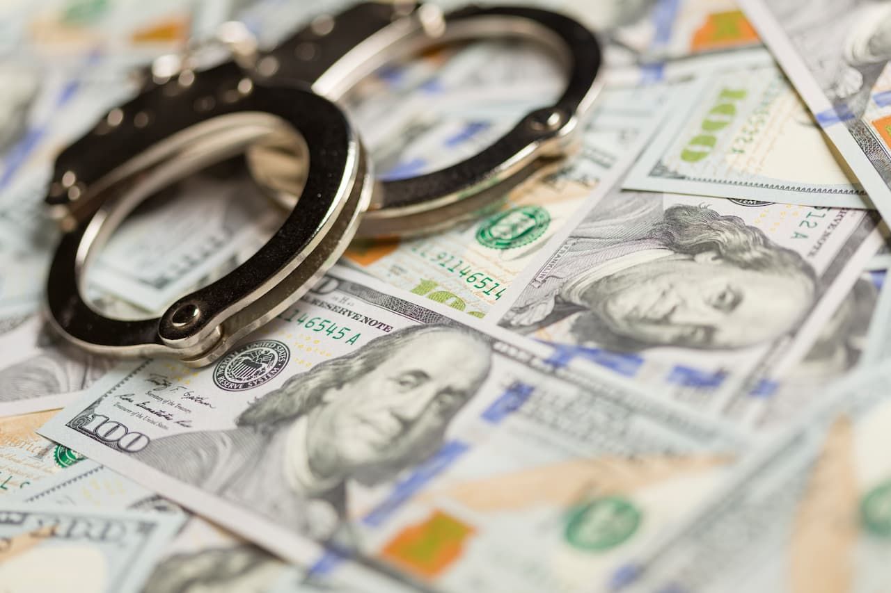 Юнак з Хмельниччини брав кредити на чужі імена — ошукав 16 людей - vsim.ua