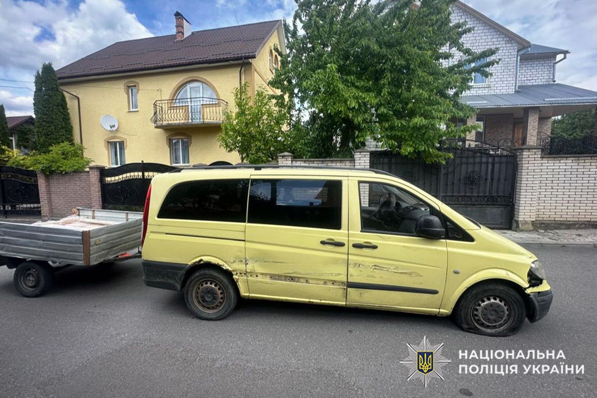 У Хмельницькому під колесами мікроавтобуса травмувався чоловік - vsim.ua