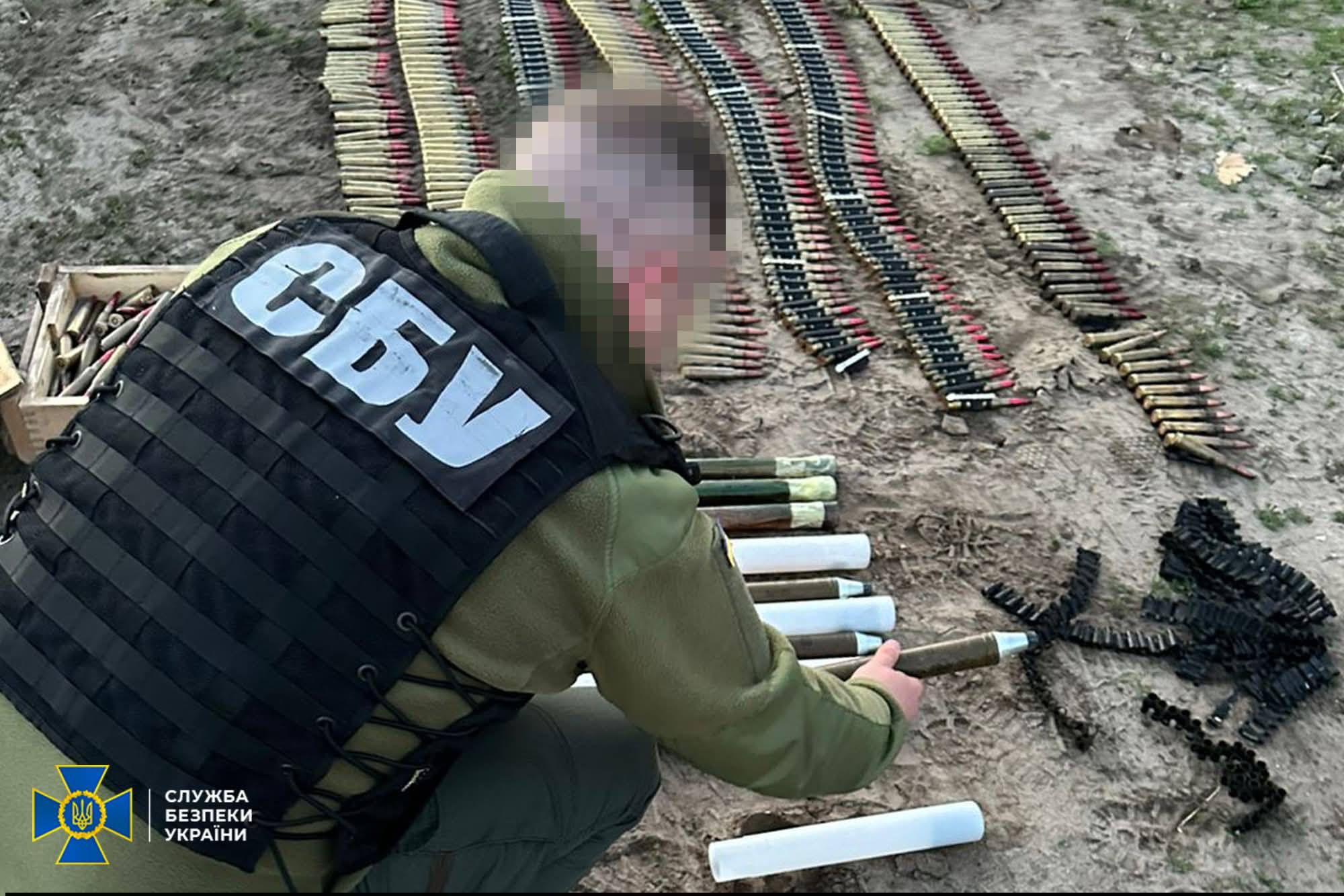 На Хмельниччині експосадовця ЗСУ затримали за зберігання арсеналу зброї ...